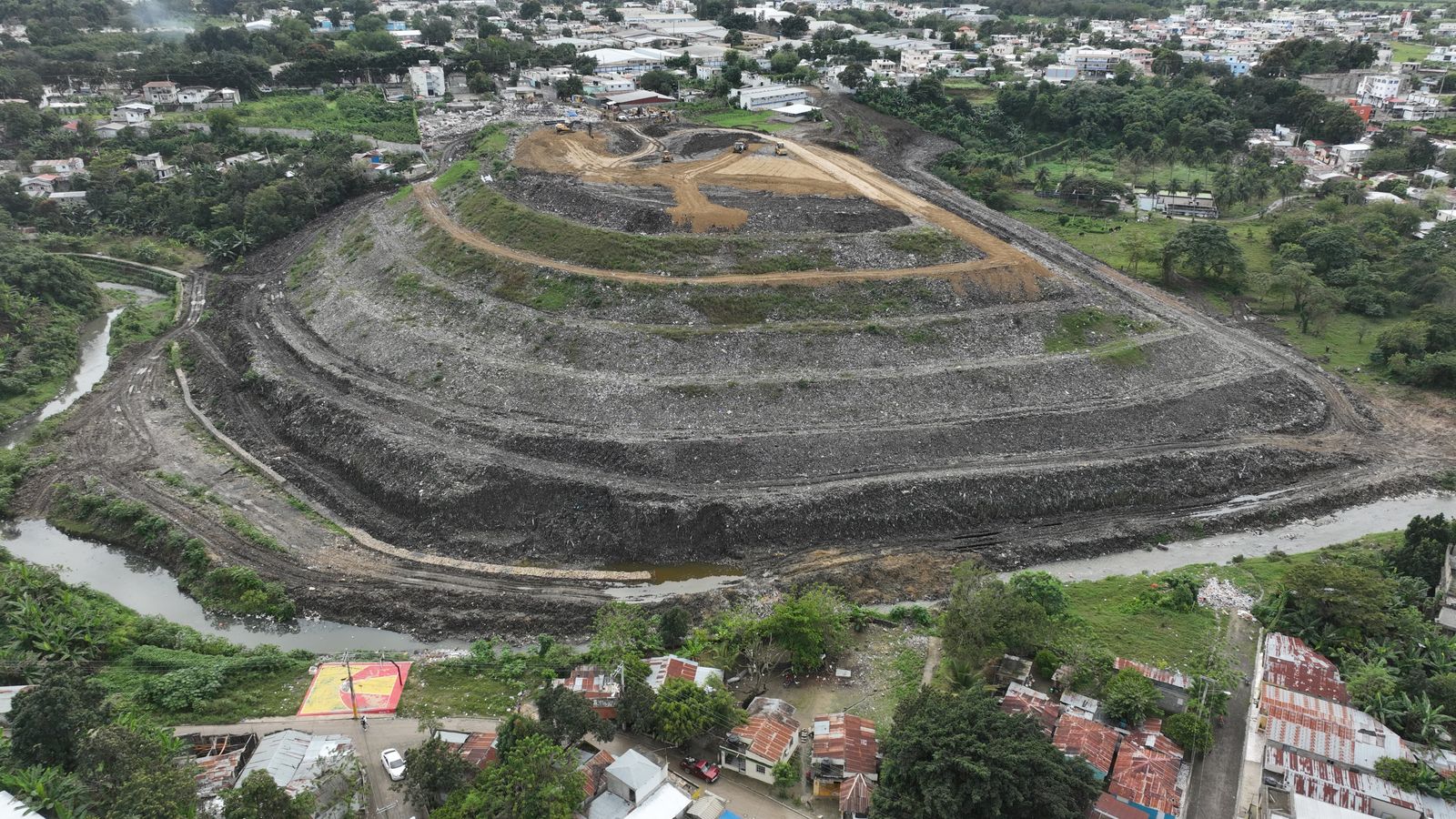 Moradores de barrios cerca del vertedero municipal de Moca celebran su ...