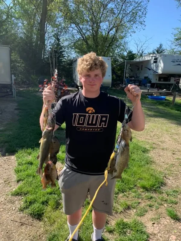 Padre de Joshua Steven Riibe lo acompaña en interrogatorio sobre el ...