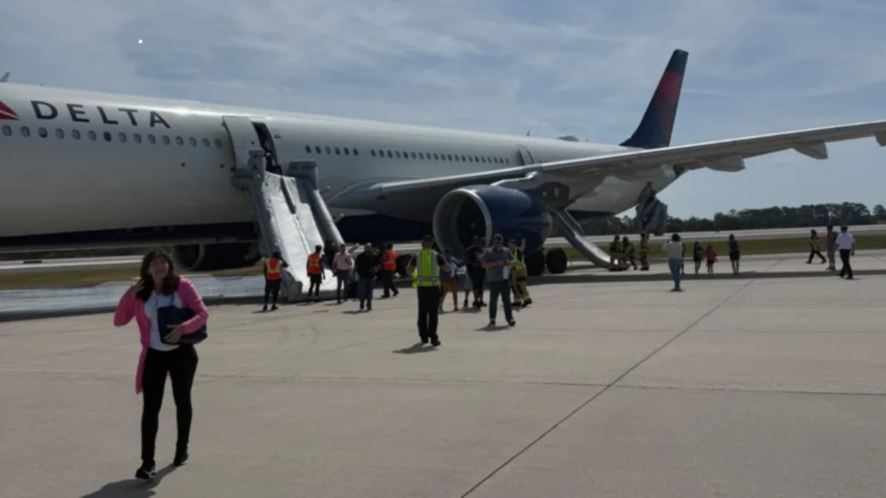 (VIDEO) Avión Delta evacuado en Orlando tras incendiarse uno de sus ...