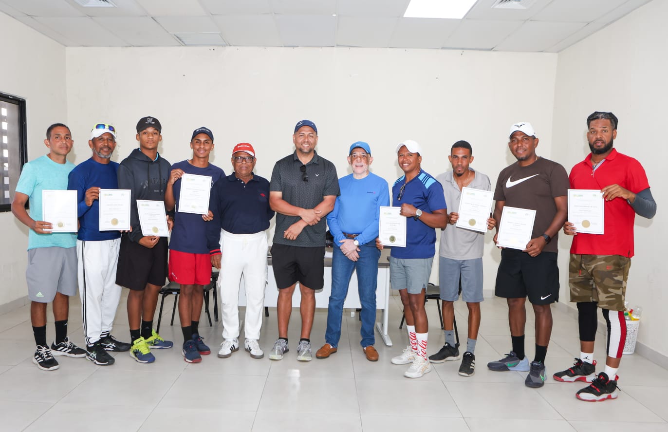 Fedotenis celebra Curso Play Tennis en el Polideportivo de La Romana ...