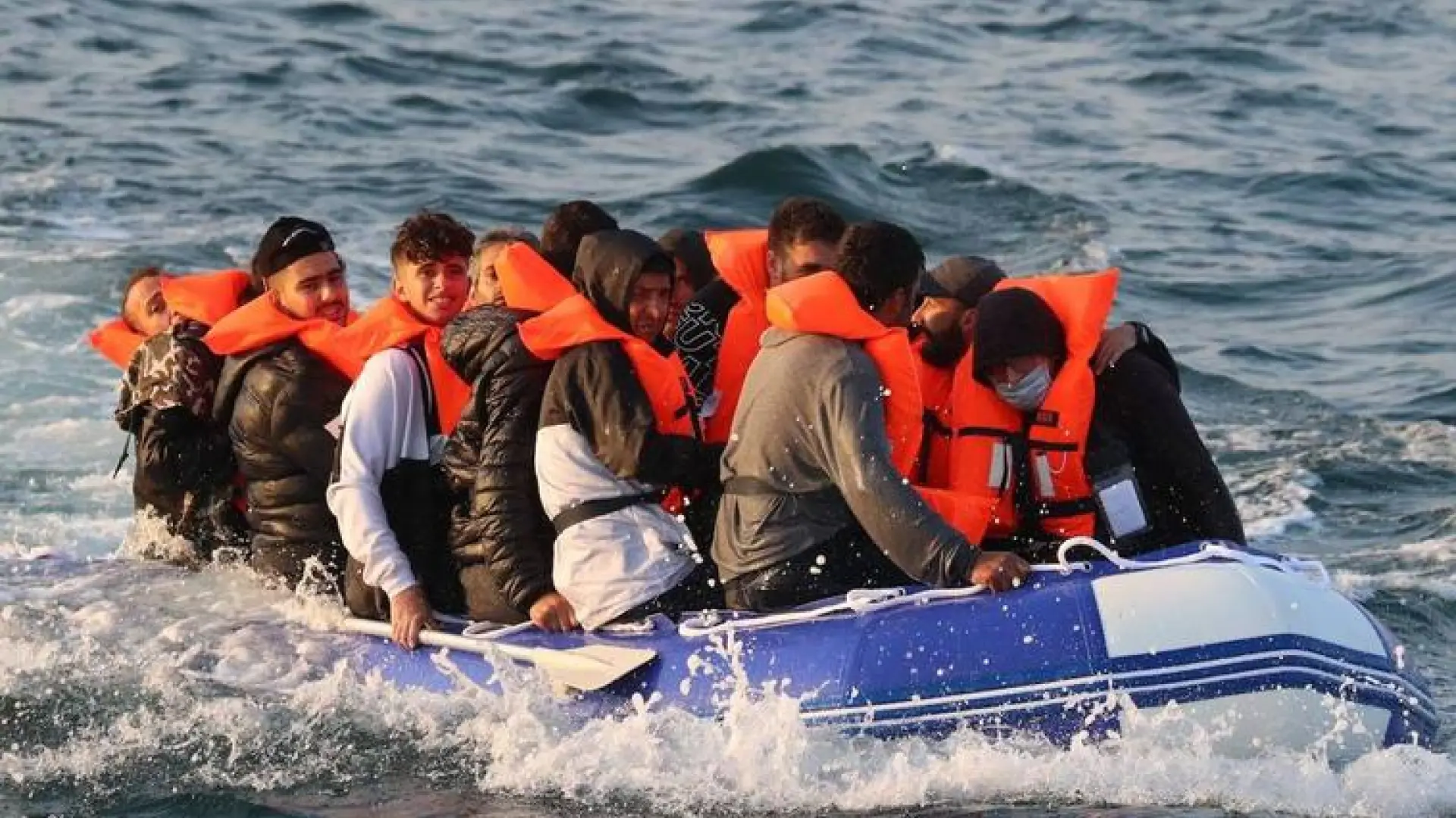 Muere un migrante tras sufrir emergencia médica cuando cruzaba el Canal ...