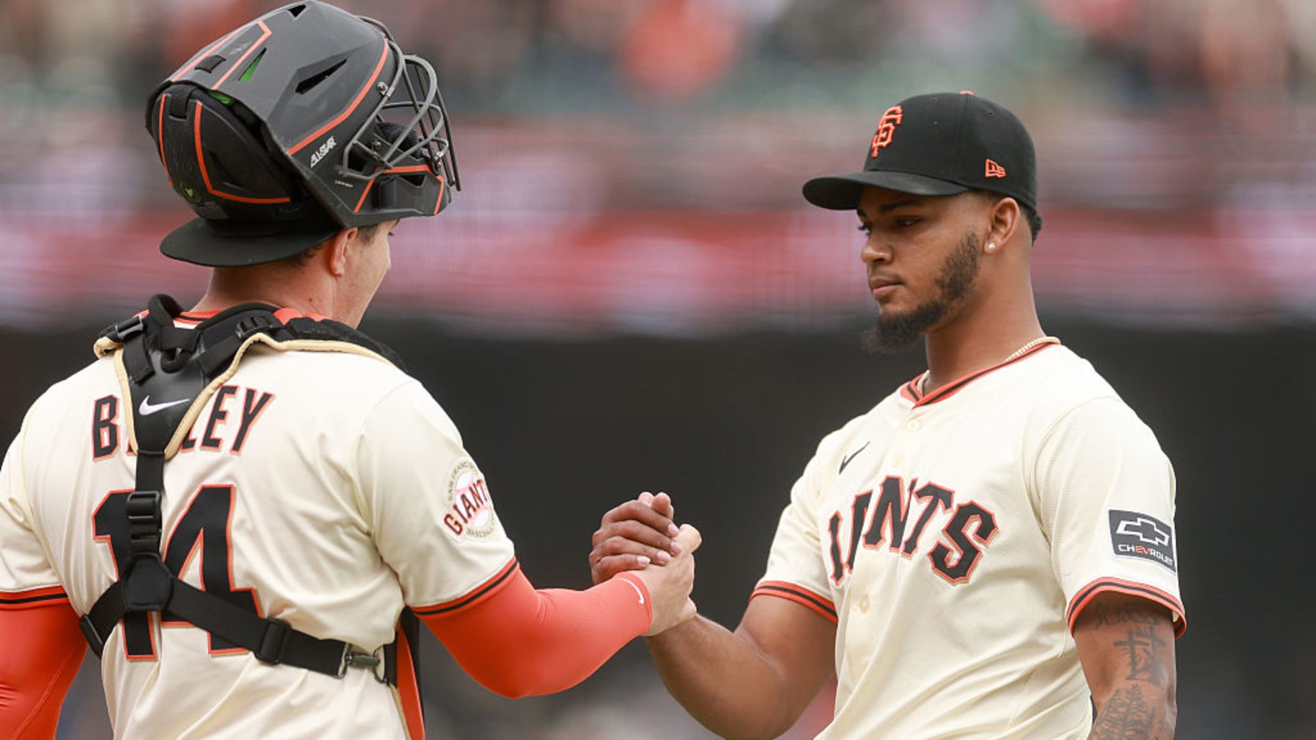 Camilo Doval salva las tres victorias de los Gigantes ante Cerveceros ...