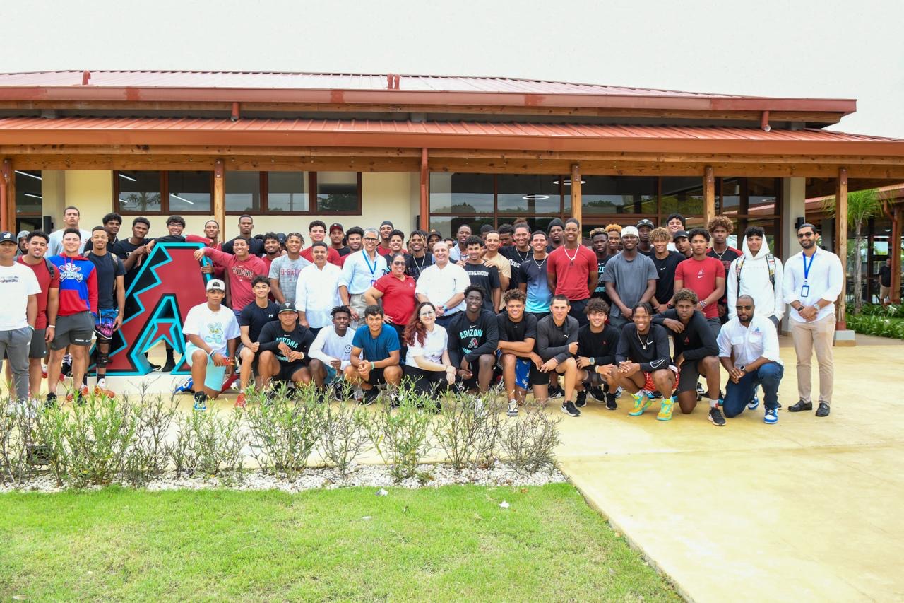 La DCNB realiza charla motivacional a unos 75 prospectos de los D-Backs ...