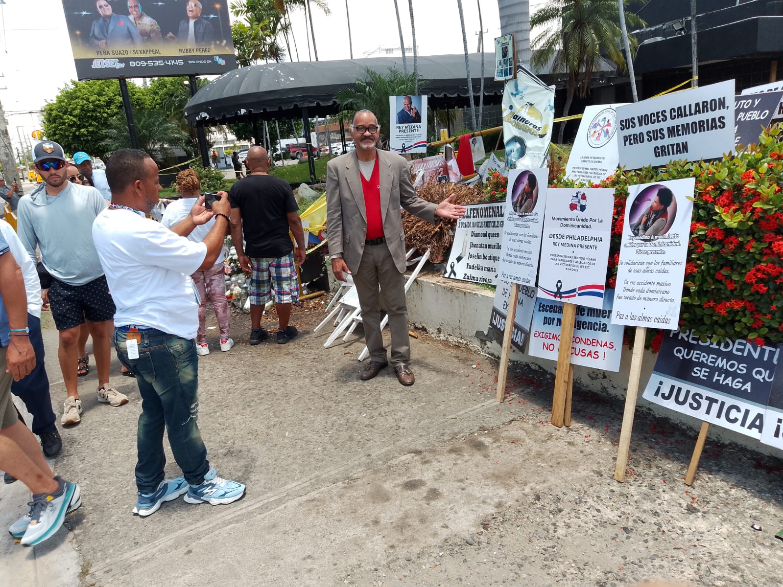 Mudom deposita flores y pancarta en honor a los fallecidos en el Jet ...