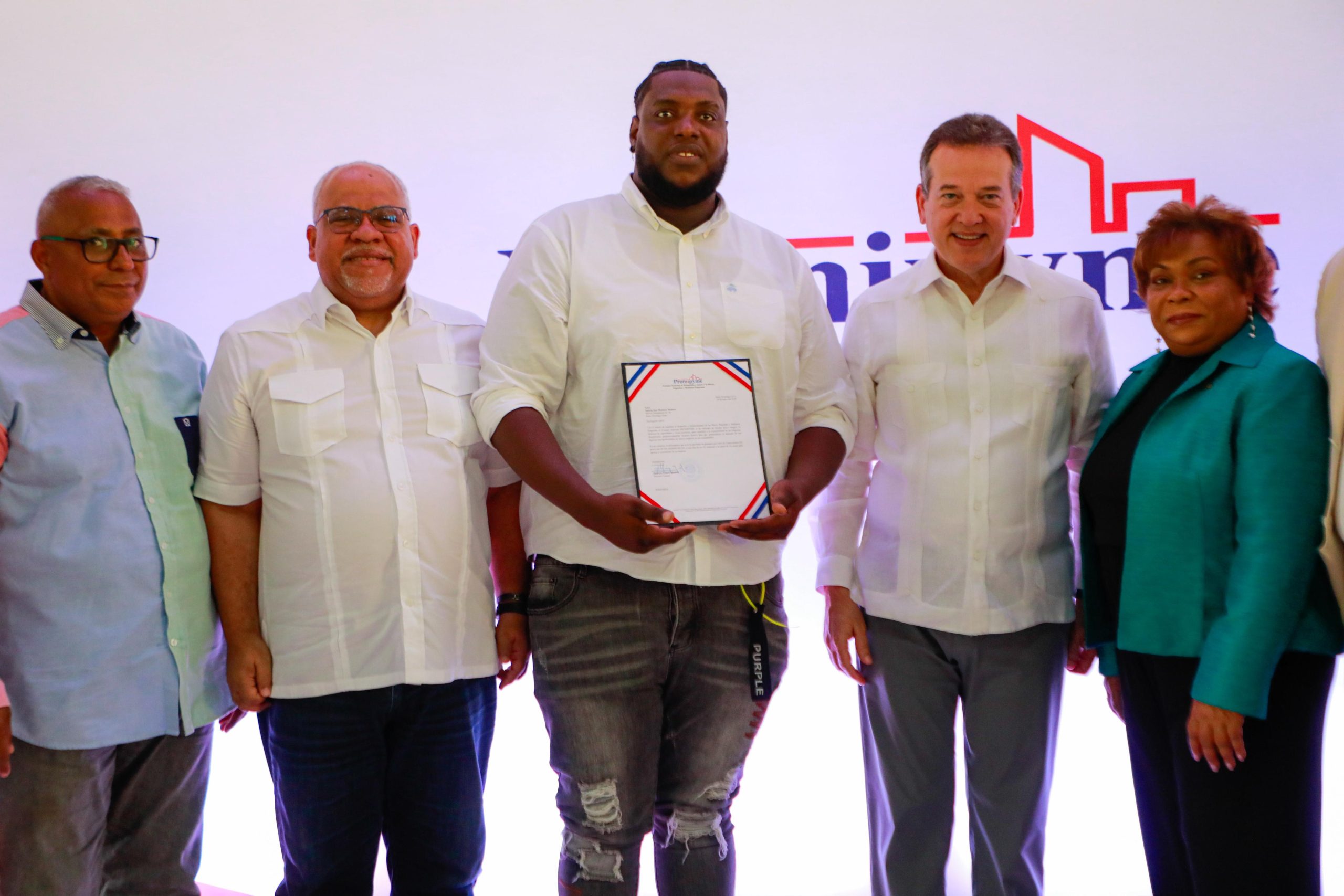 Gobierno entrega RD$90 millones en créditos a 500 microempresarios de ...