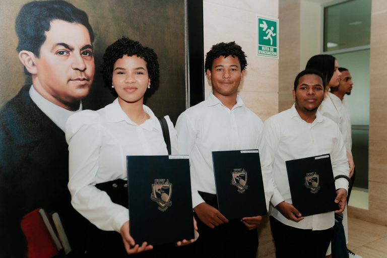 ITLA entrega más de 100 becas a jóvenes para educación técnica superior ...
