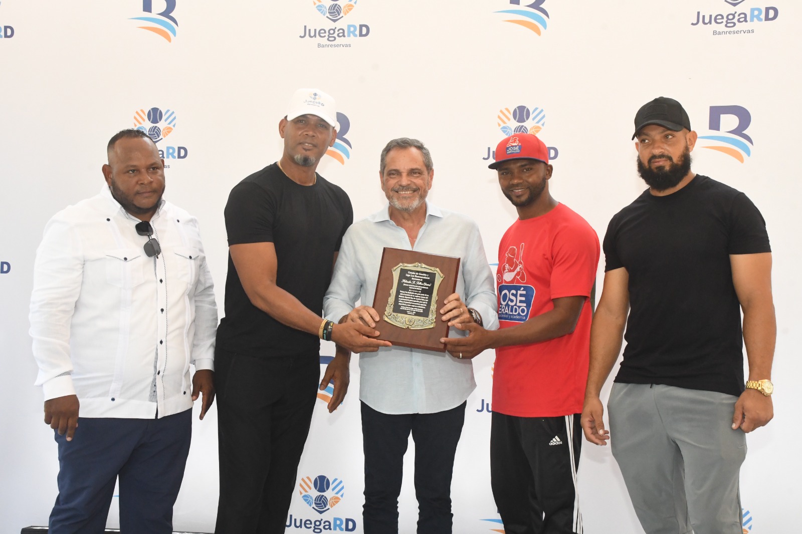 Liga Los Restauradores reconoce a Junior Noboa por sus aportes al ...