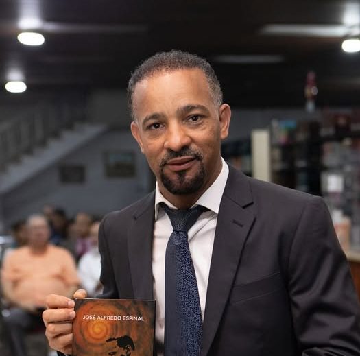 Periodista José Alfredo Espinal pone a circular en Santiago libro «En ...