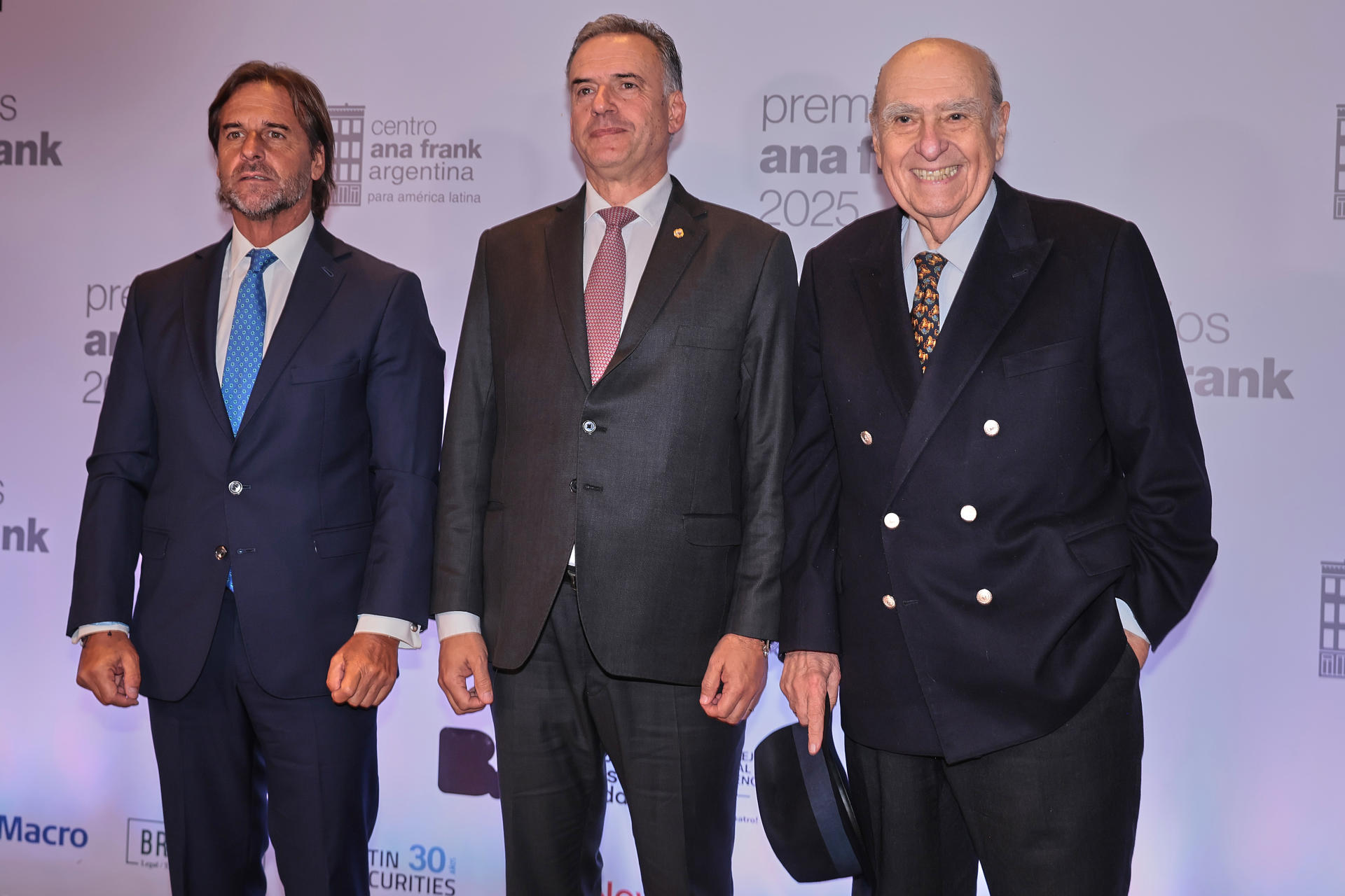 Yamandú Orsi, Luis Lacalle Pou y Julio Sanguinetti son galardonados en ...
