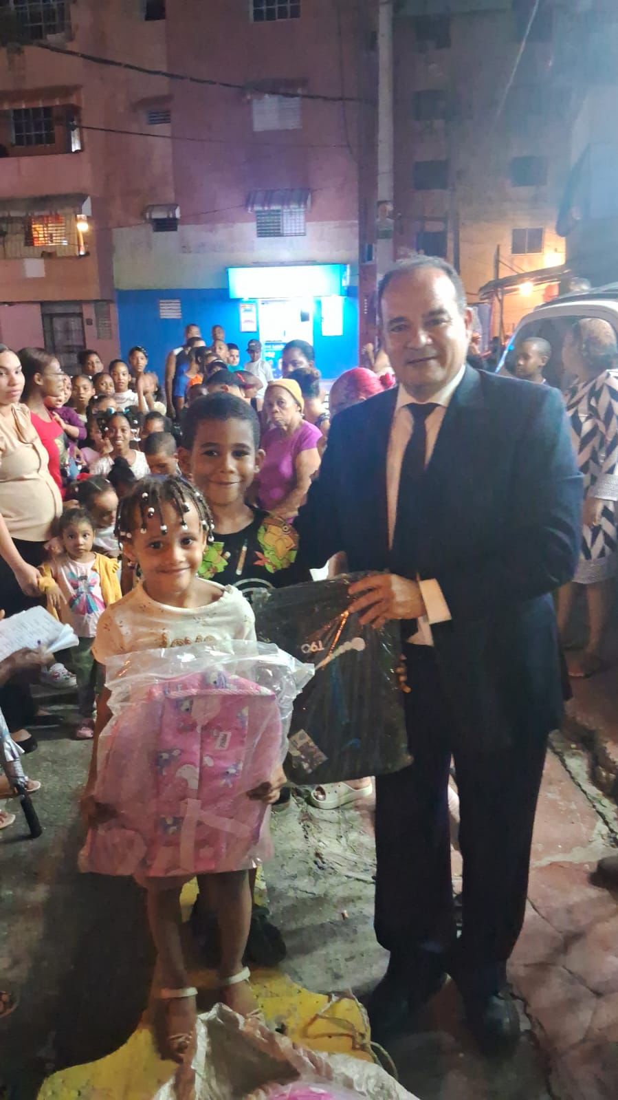 Surun Hernández entrega útiles escolares a Niños de Santo Domingo Este ...