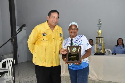 Comité organizador Juegos San Vicente reconoce deportista Yoanny ...