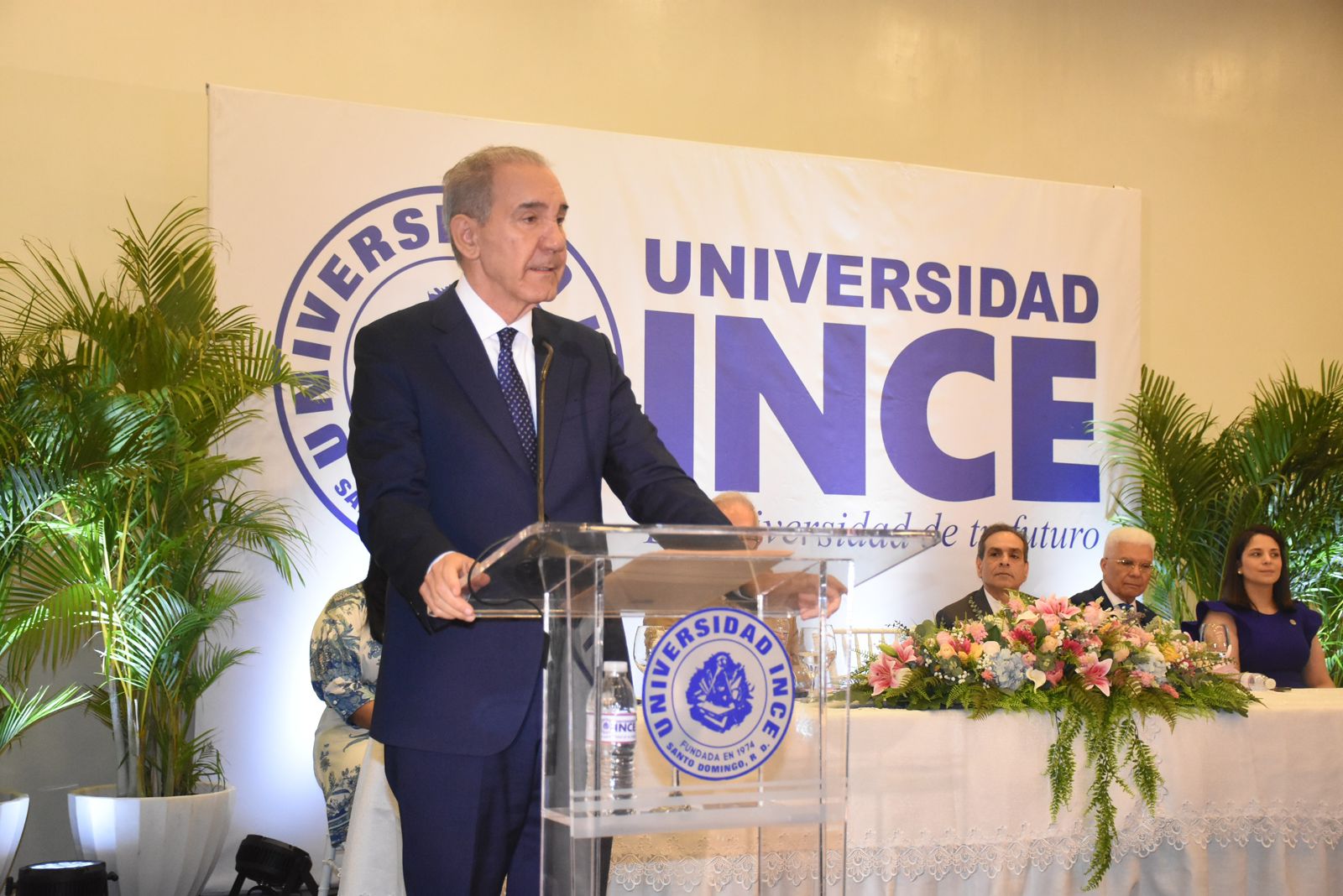 Mescyt entrega 27 becas nacionales para estudiantes de la Universidad ...