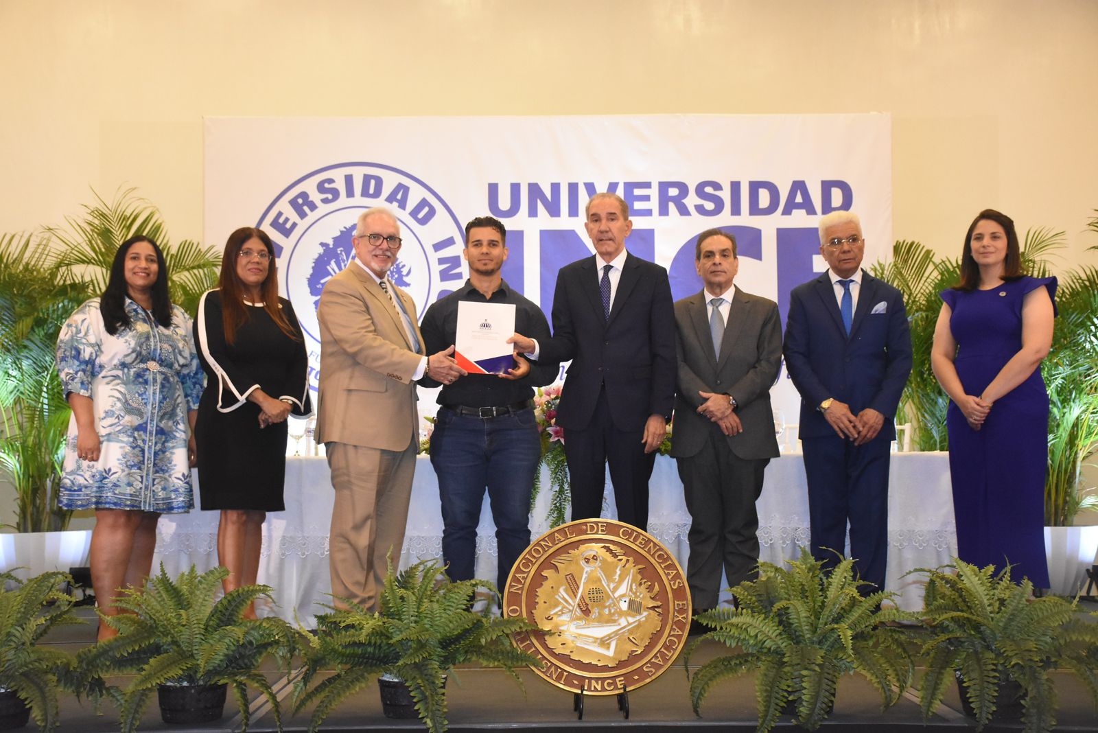 Mescyt entrega 27 becas nacionales para estudiantes de la Universidad ...