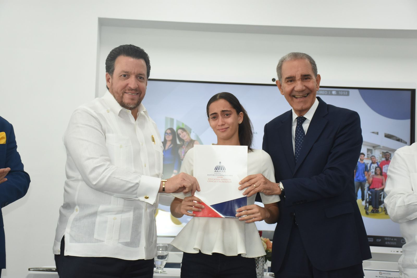Mescyt entrega más de 200 becas a jóvenes de Universidad del Caribe ...