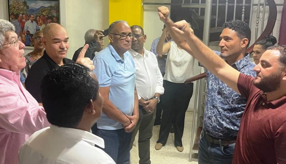 PLD juramenta los presidentes del Municipio Baitoa y del distrito ...
