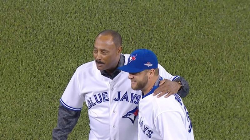 Cito Gaston, dos veces campeón con Azulejos, lanzó la primera bola en ...