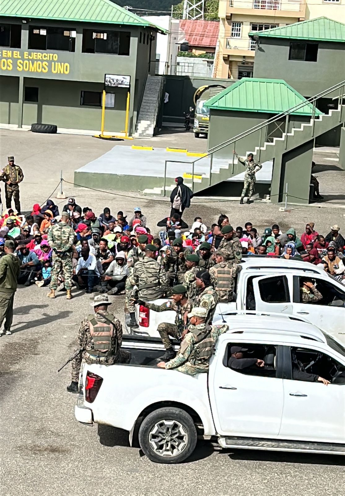 Otro ángulo de los Haitianos detenido en Constanza (Foto Ejército de RD ...